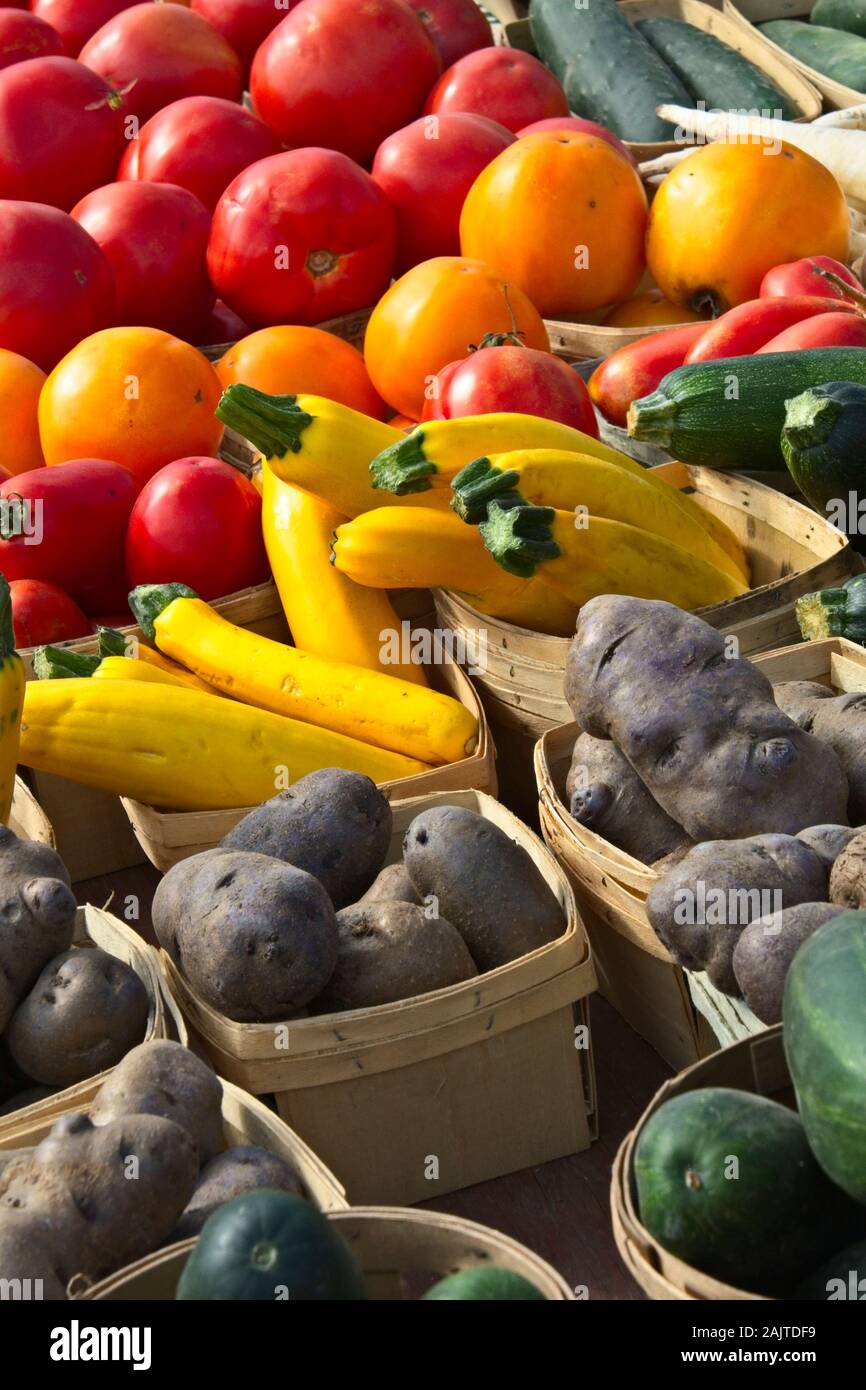 Organic vegetables for sale at a local farmers market Stock Photo - Alamy