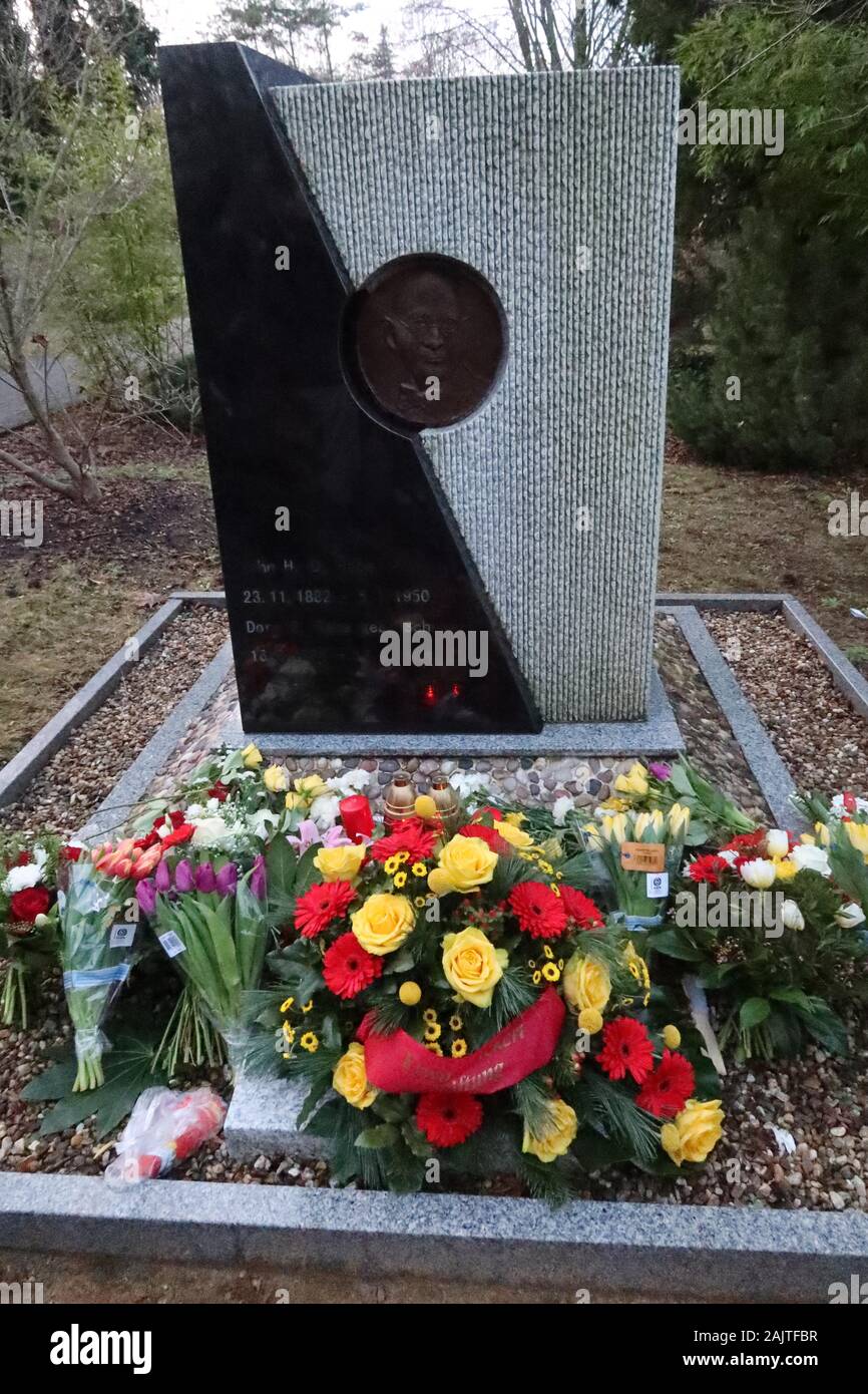 Berlin. 5th Jan, 2020. Photo taken on Jan. 5, 2020 shows the tomb of ...