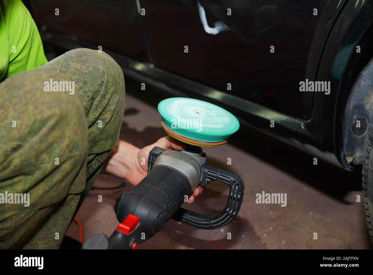 The process of applying paste to a grinding machine circle. Car care ...