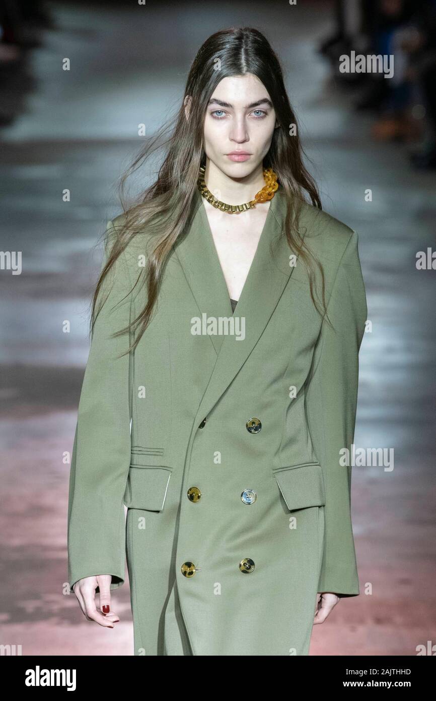 Mens runway 2020 hi-res stock photography and images - Alamy