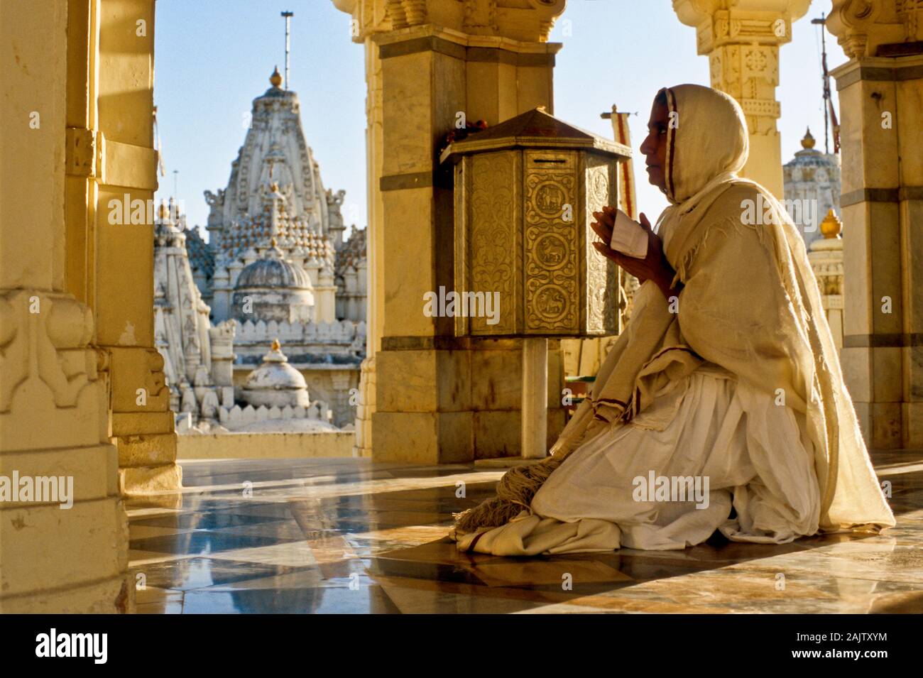 Jain-nun praying in one of the temples of Shatrunjaya Stock Photo - Alamy