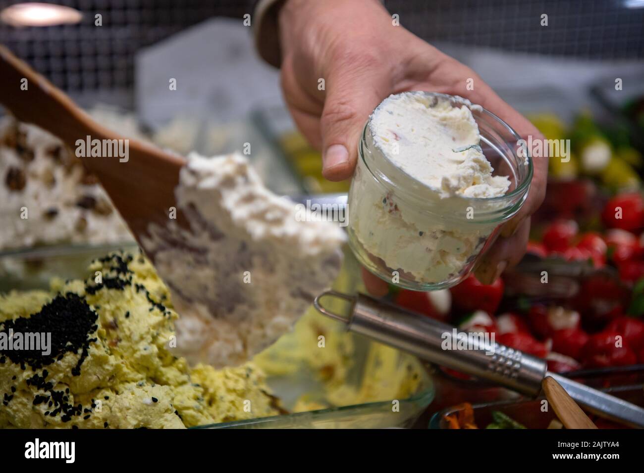 Bremen, Germany. 03rd Jan, 2020. In the unpackaged shop "SelFair" fresh ...