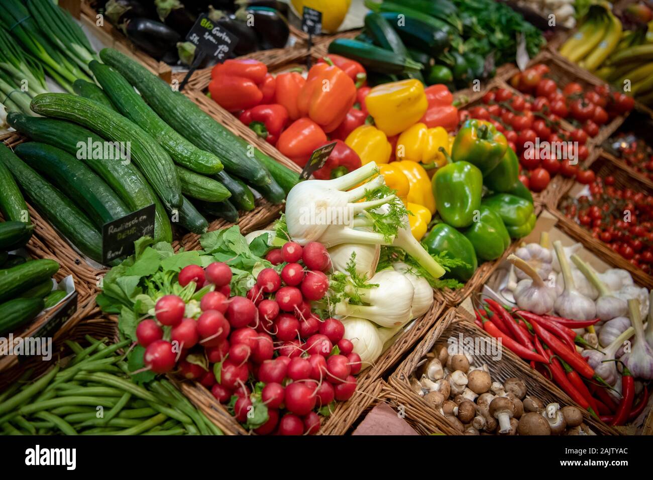 Vegetables without plastic packaging hi-res stock photography and ...