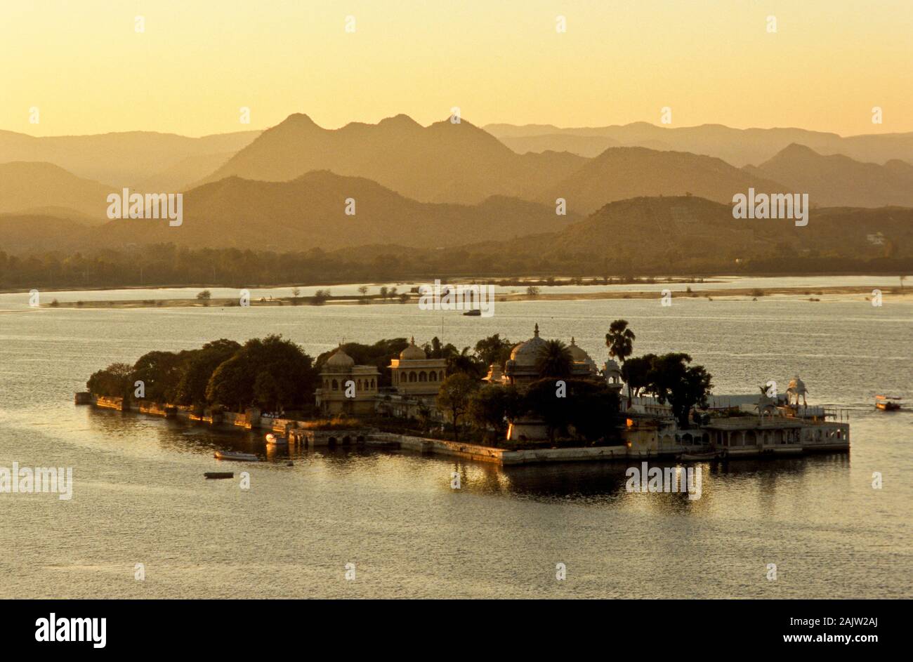 View jag mandir in lake hi-res stock photography and images - Alamy