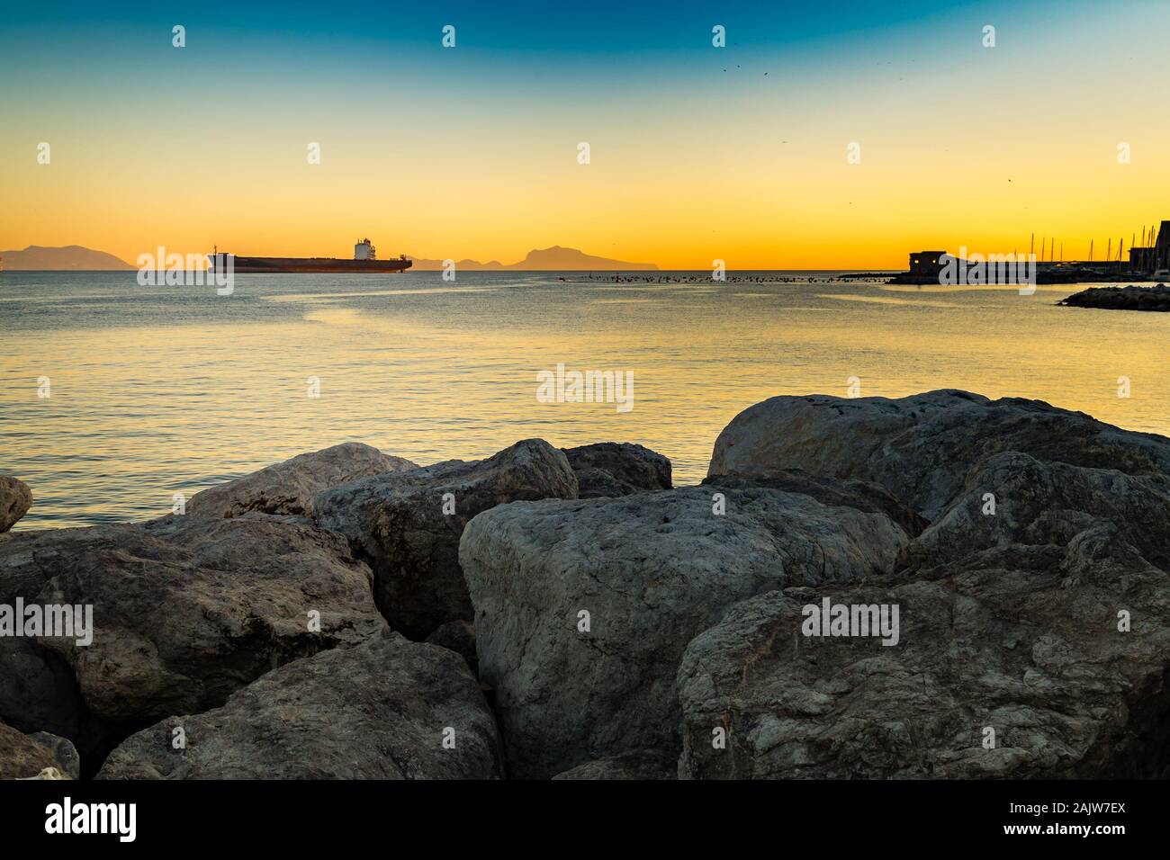 Rocks ships vessels hi-res stock photography and images - Alamy