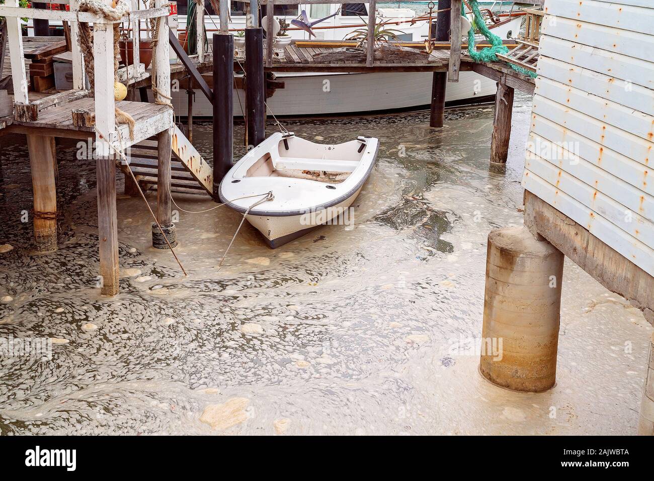 Muddy boat mooring jetty hi-res stock photography and images - Alamy