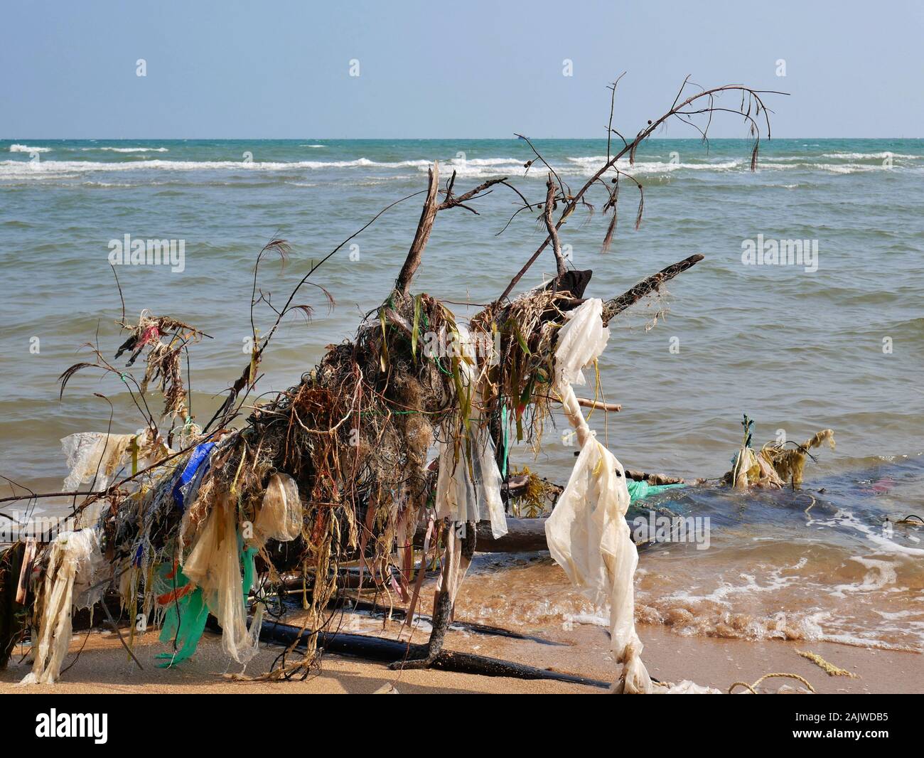 rubbish washed up on beach Stock Photo - Alamy