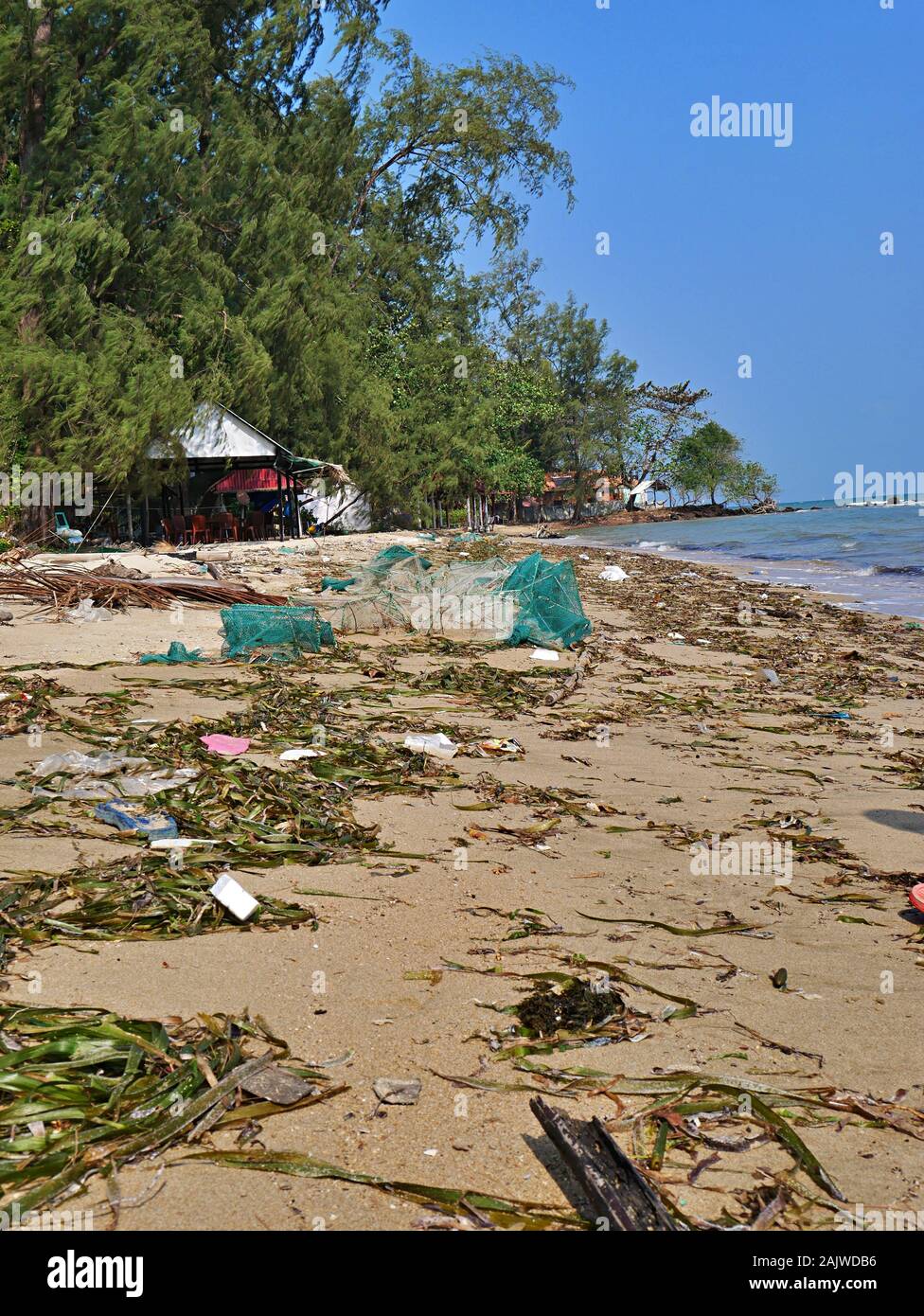 rubbish washed up on beach Stock Photo - Alamy