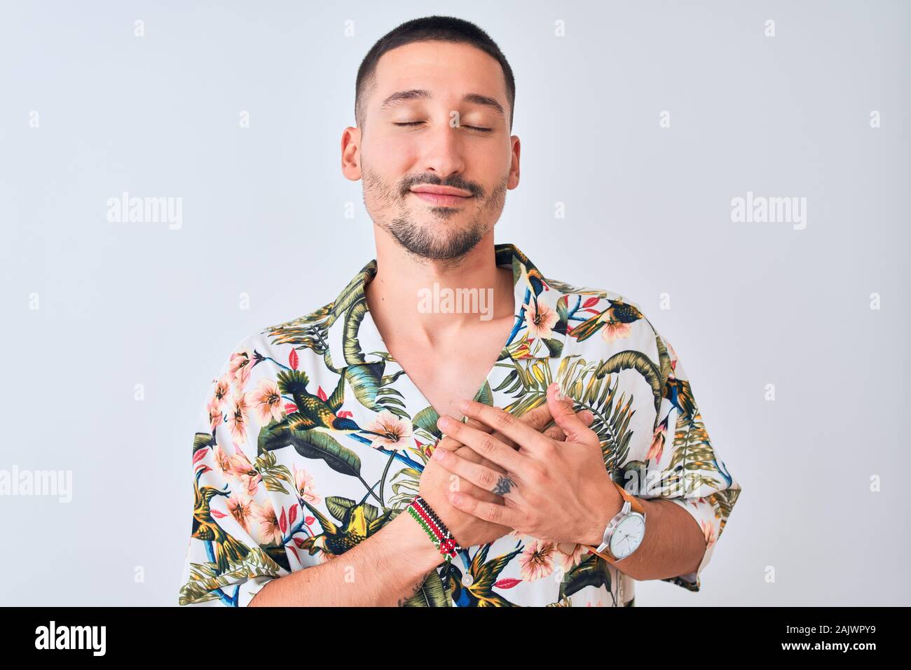 Young handsome man wearing Hawaiian summer shirt over isolated ...