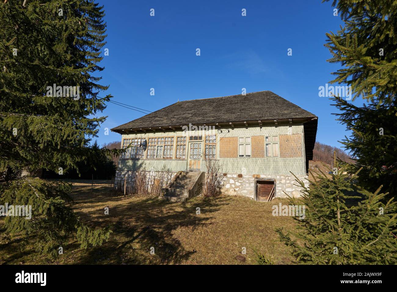 Traditional Romanian house in Transylvanian mountains Stock Photo - Alamy