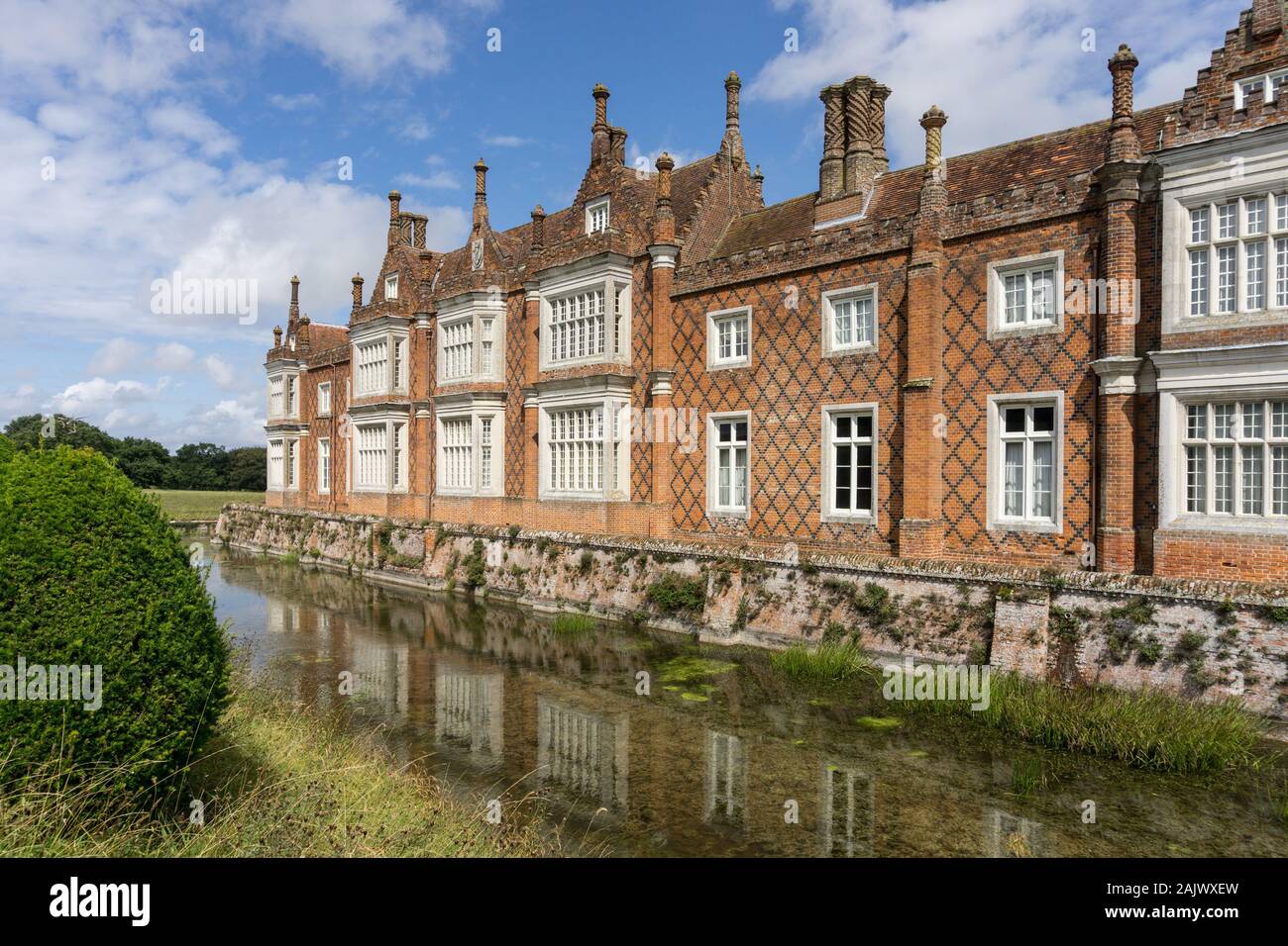 Helmingham hall suffolk england uk hi-res stock photography and images ...
