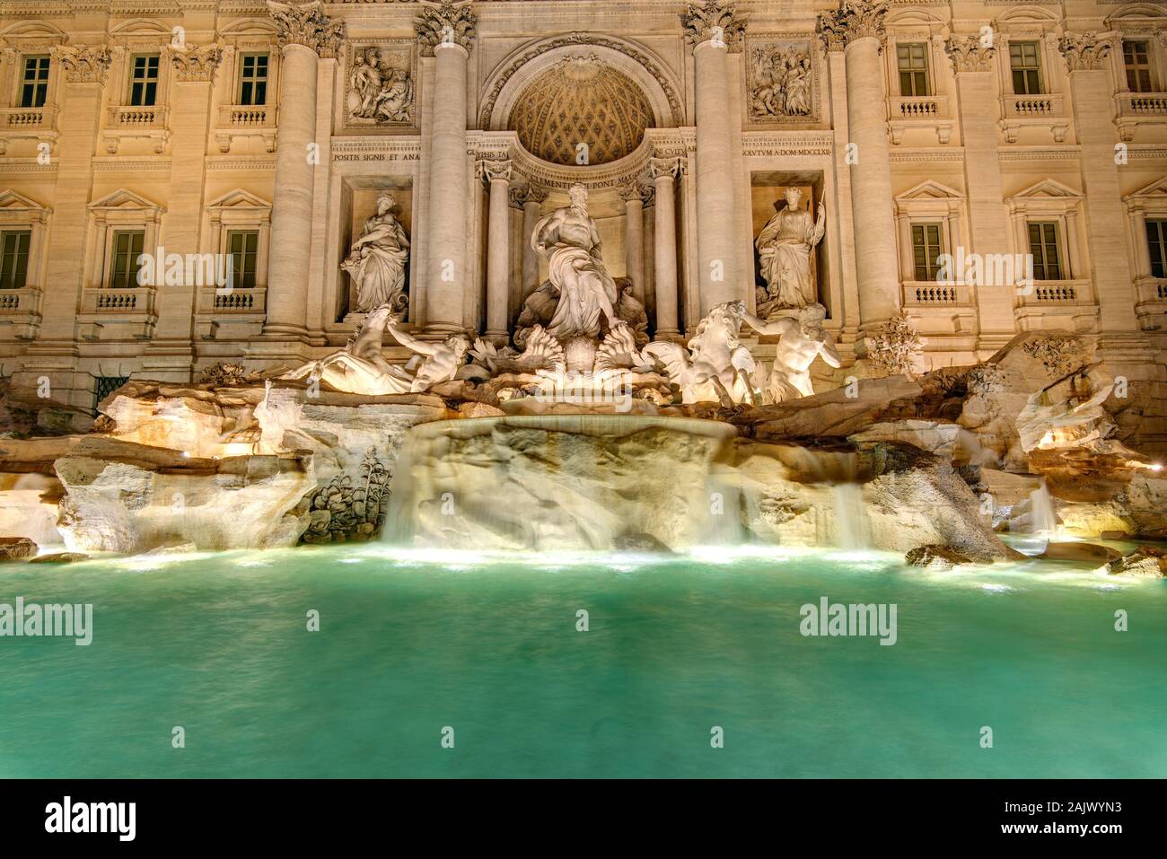 Fontana di trevi and roma hi-res stock photography and images - Alamy