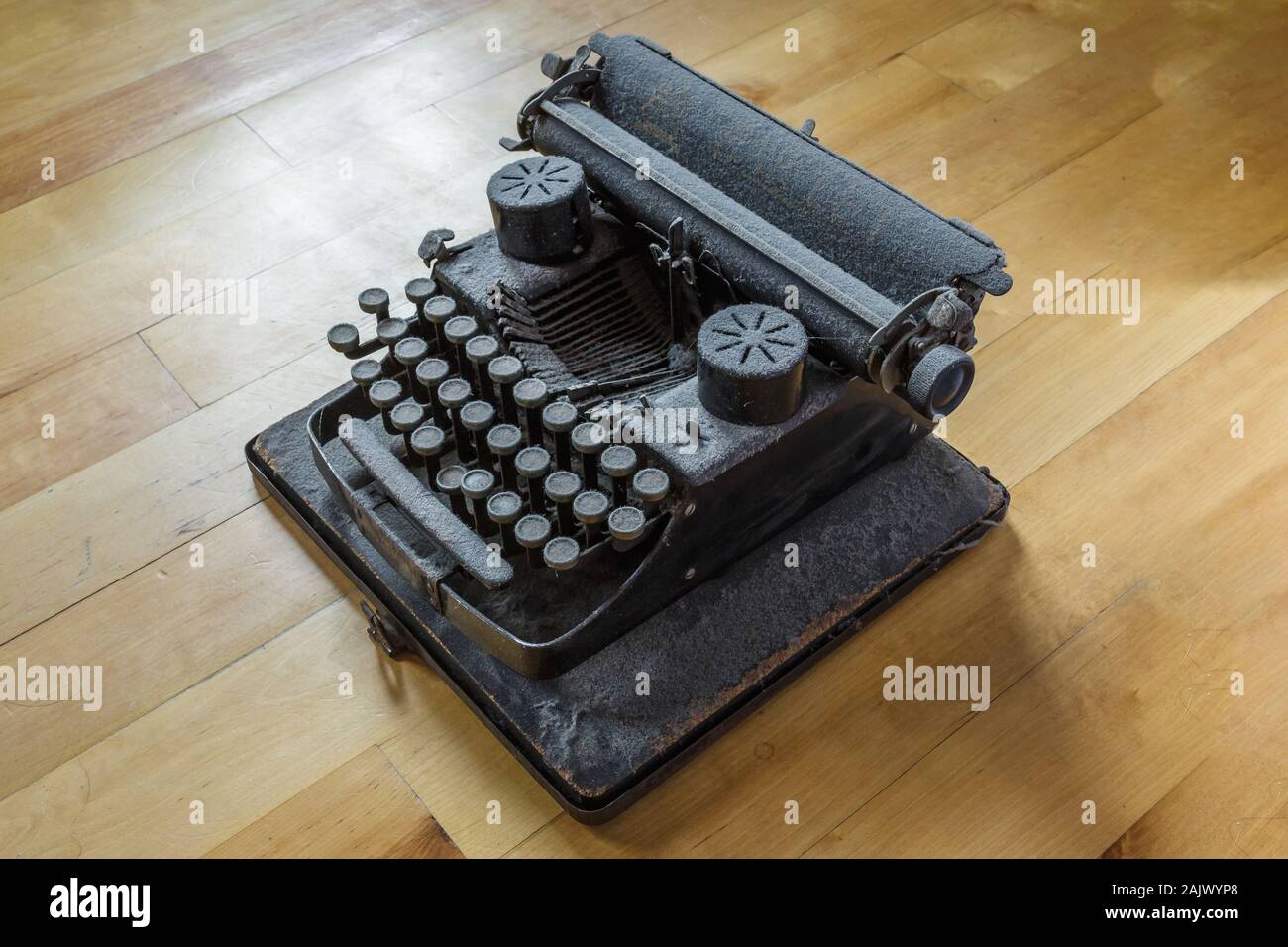 old vintage dust-covered typewriter with sheet of white paper Stock ...