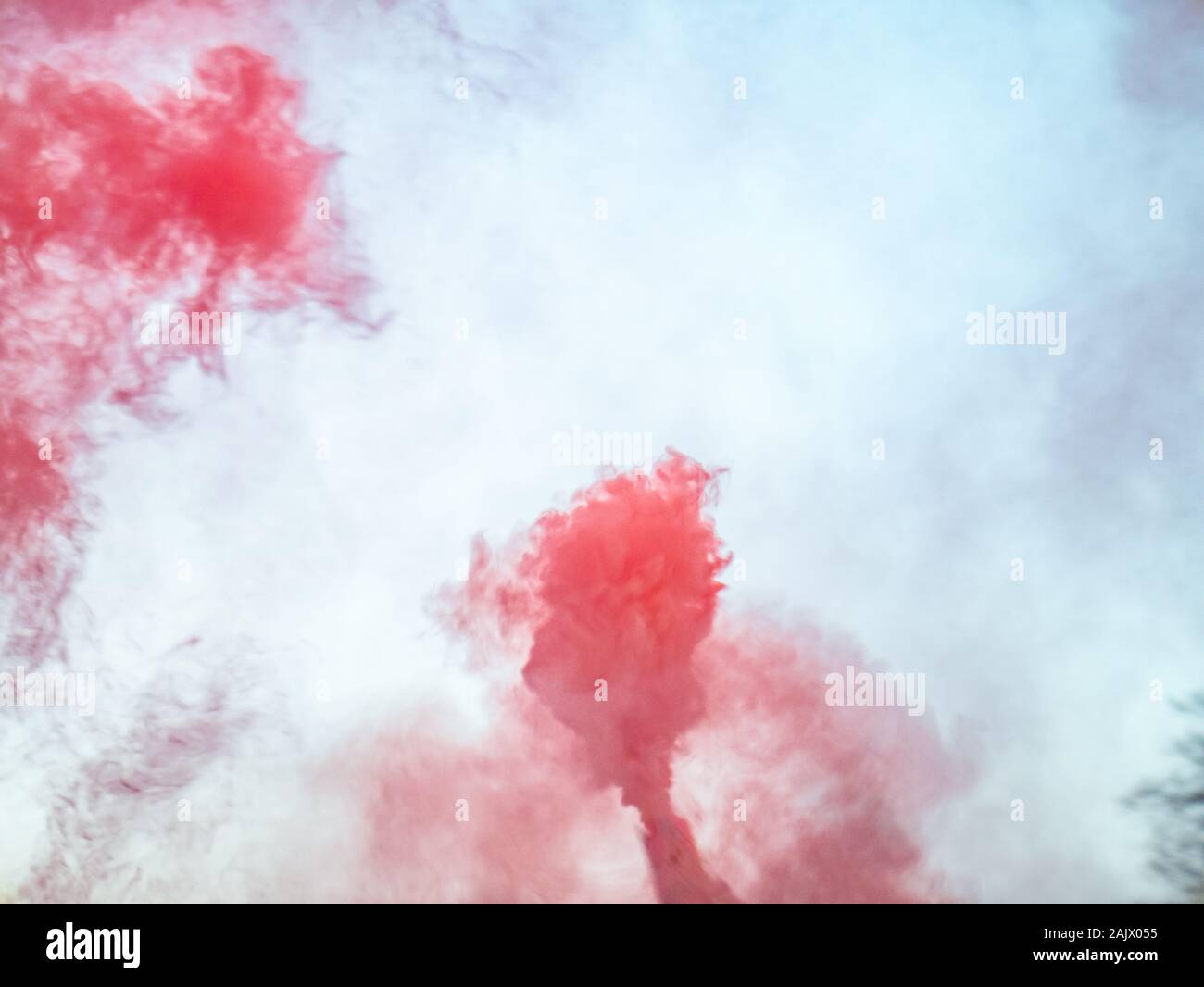 Smoke bomb hi-res stock photography and images - Alamy