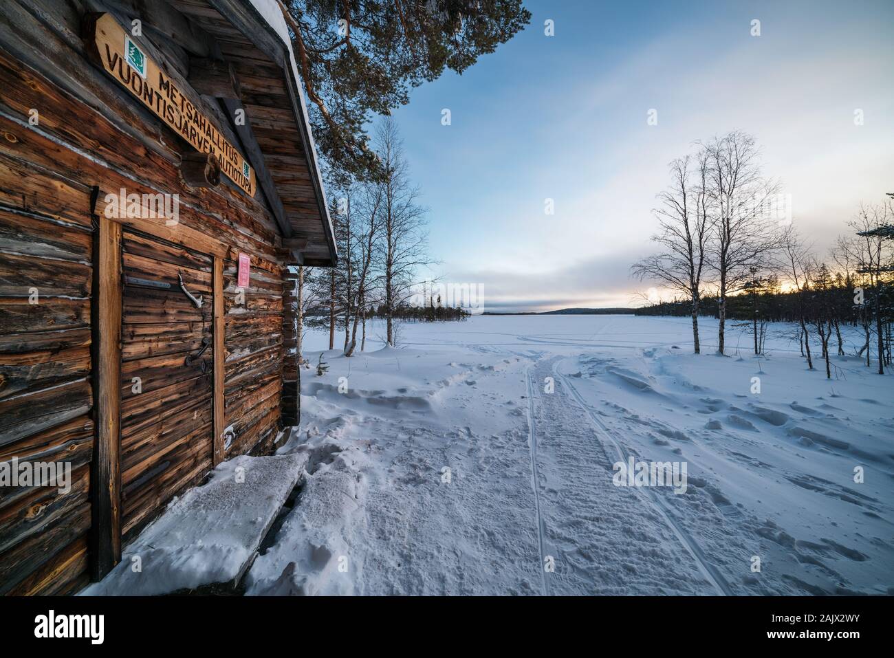 At Vuontisjärvi open wilderness hut in Muonio, Lapland, Finland Stock ...