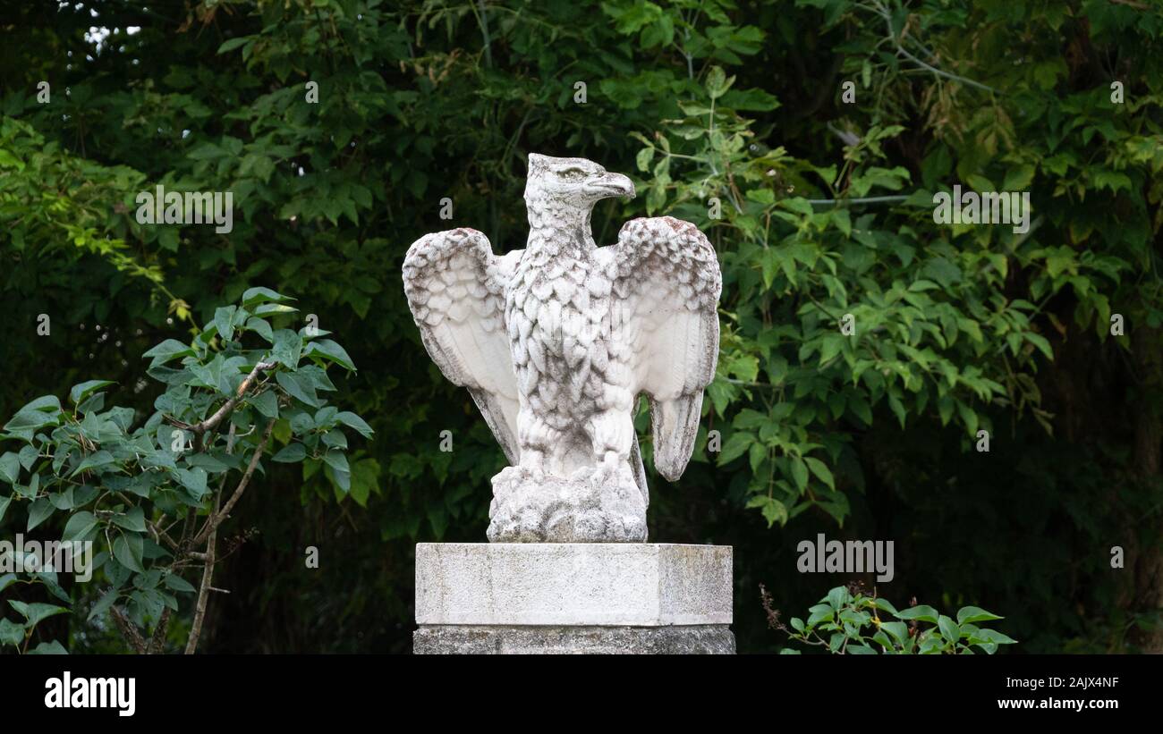 Eagle statue spread wings hi-res stock photography and images - Alamy