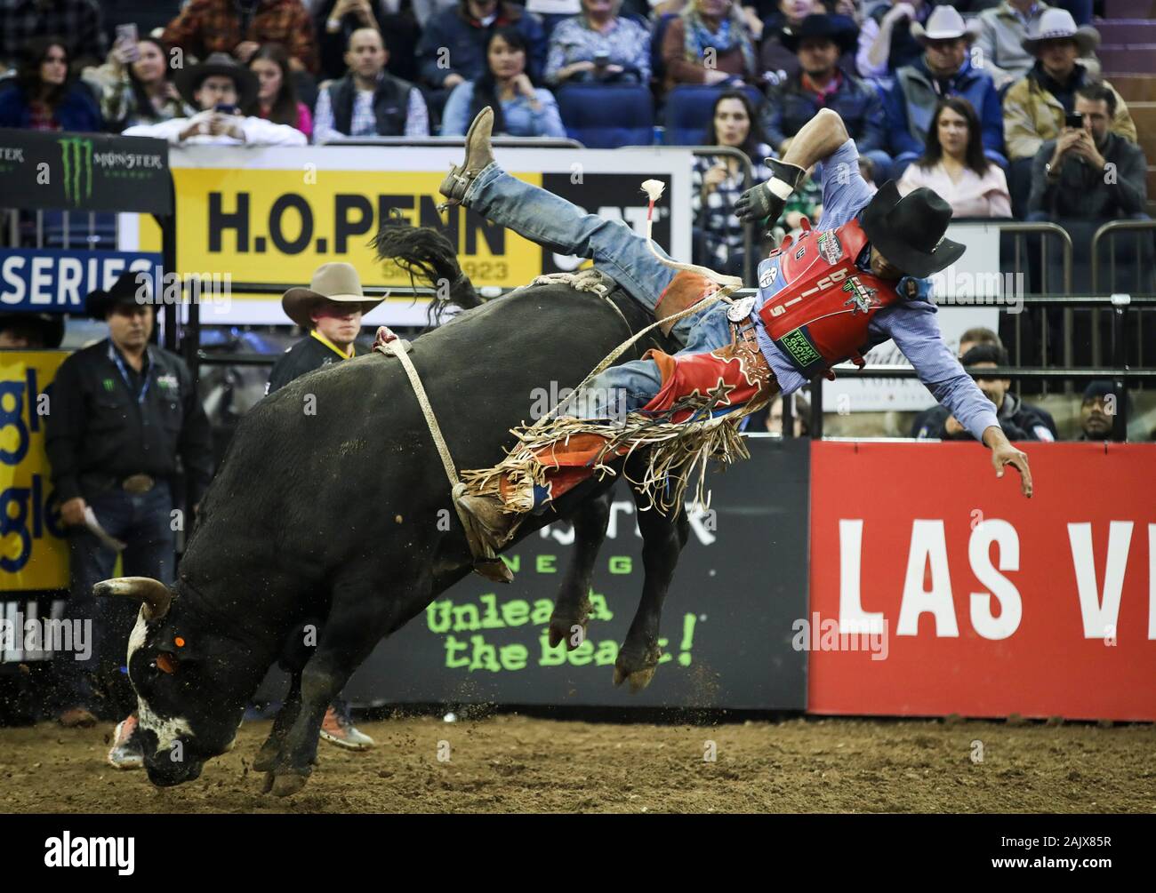 New York, USA. 5th Jan, 2020. Alan de Souza rides on Little Bob (bull ...