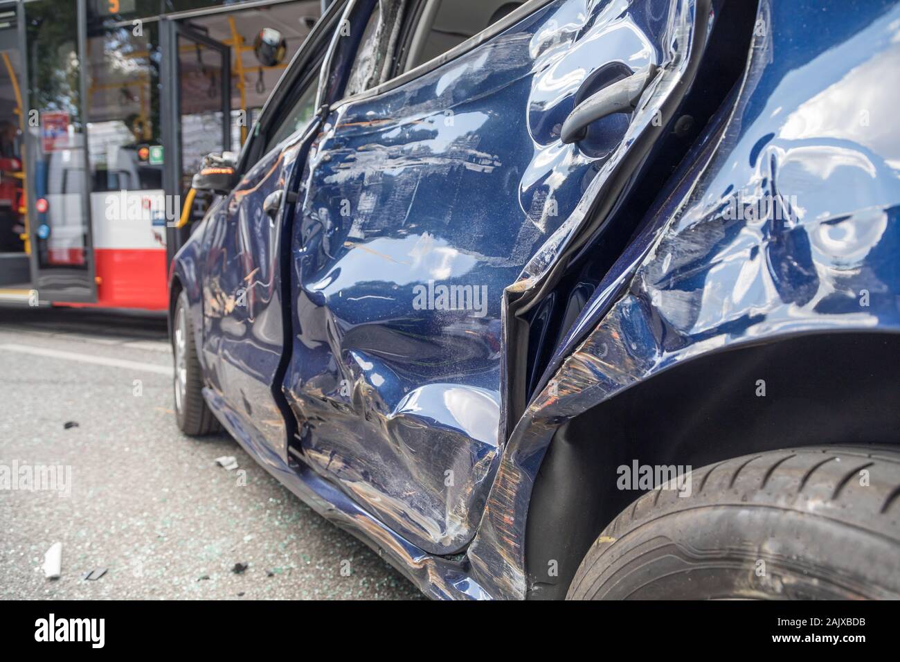 Accident damaged vehicle hi-res stock photography and images - Alamy