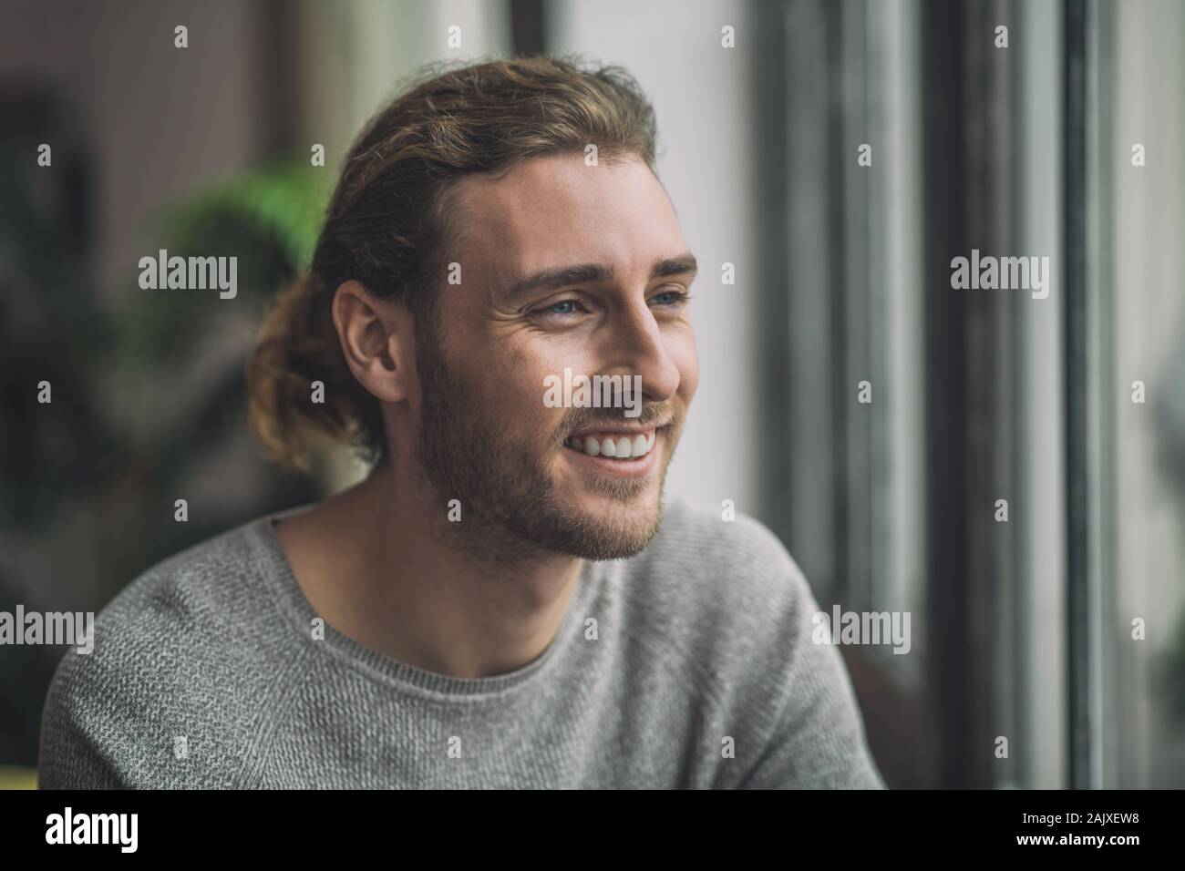 Young mans home hi-res stock photography and images - Alamy