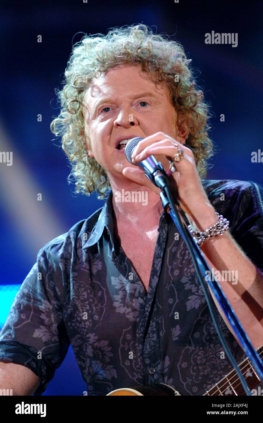 Simply red mick hucknall hi-res stock photography and images - Alamy