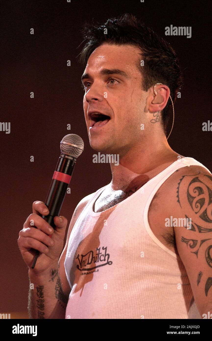 Pop star celebrity robbie williams hi-res stock photography and images ...
