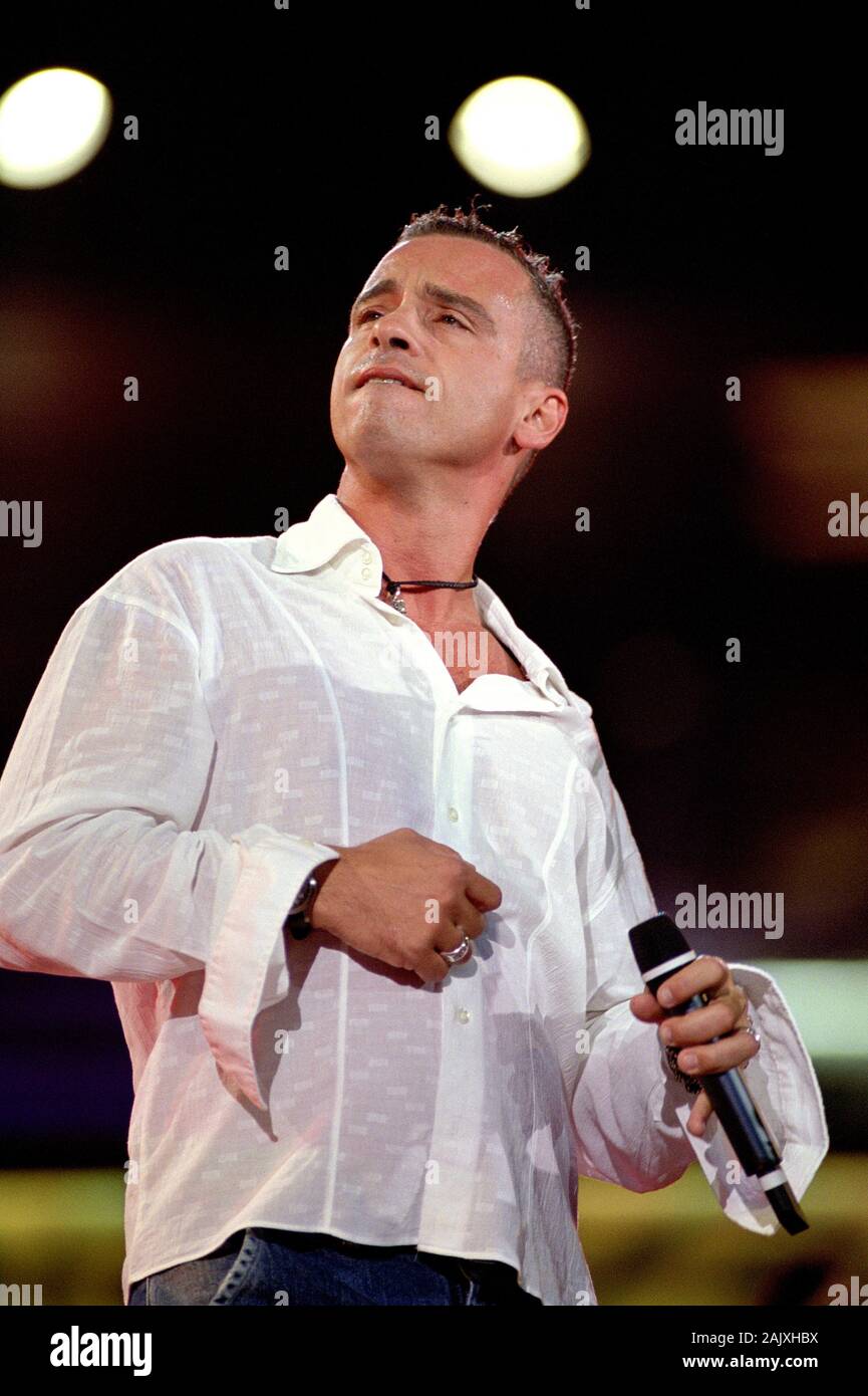 Verona Italy 08/09/2001 : Eros Ramazzotti,Italian singer, during the ...