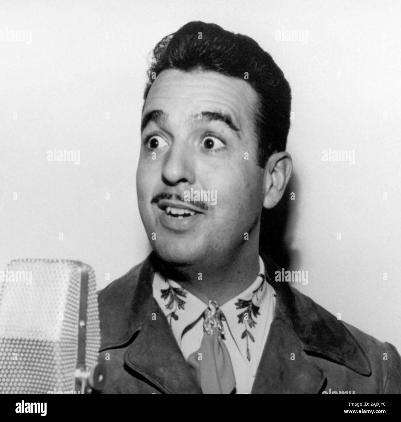 TENNESSEE ERNIE FORD (1919-1991) Promotional photo of American singer ...