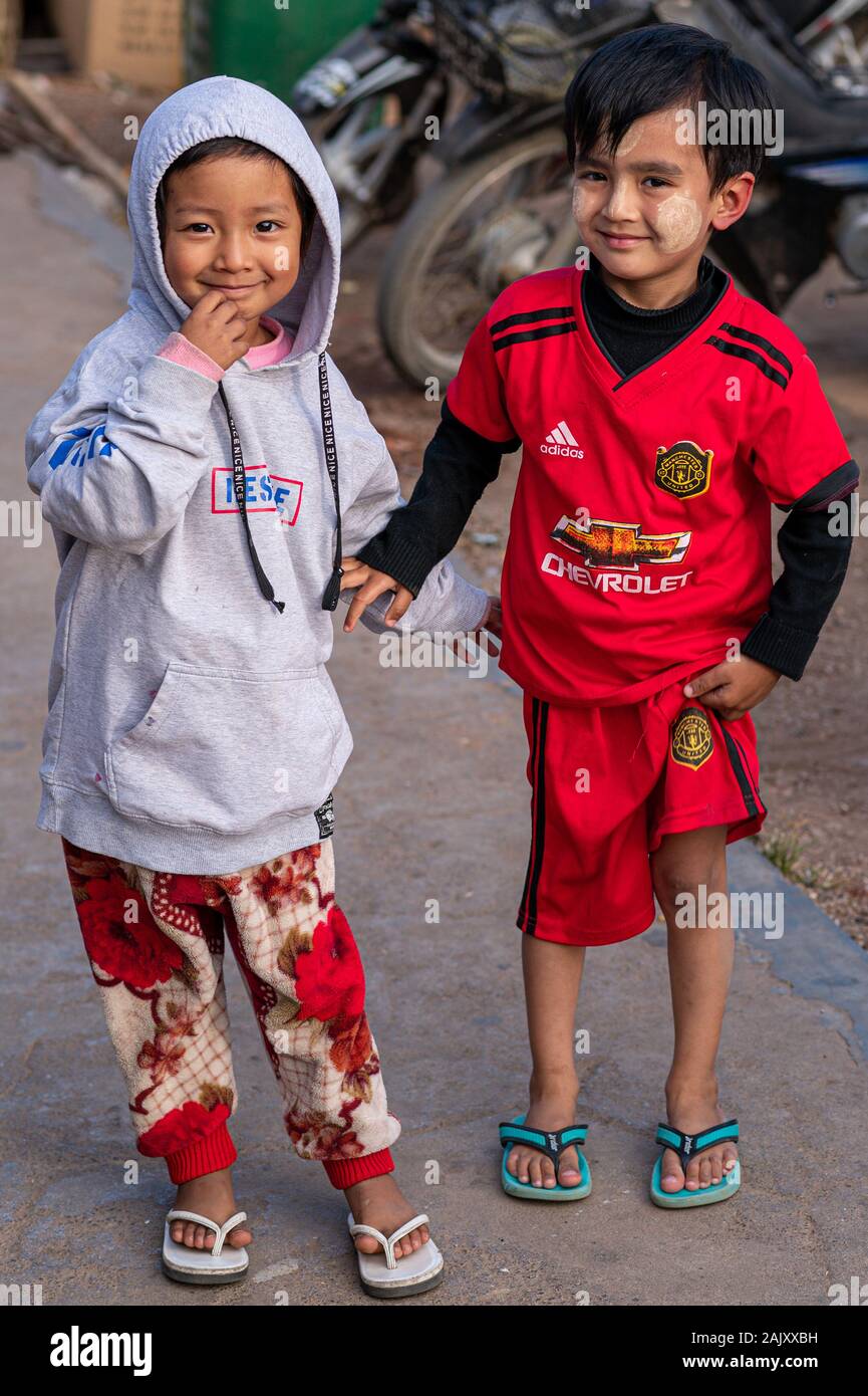 Myanmar families hi-res stock photography and images - Alamy