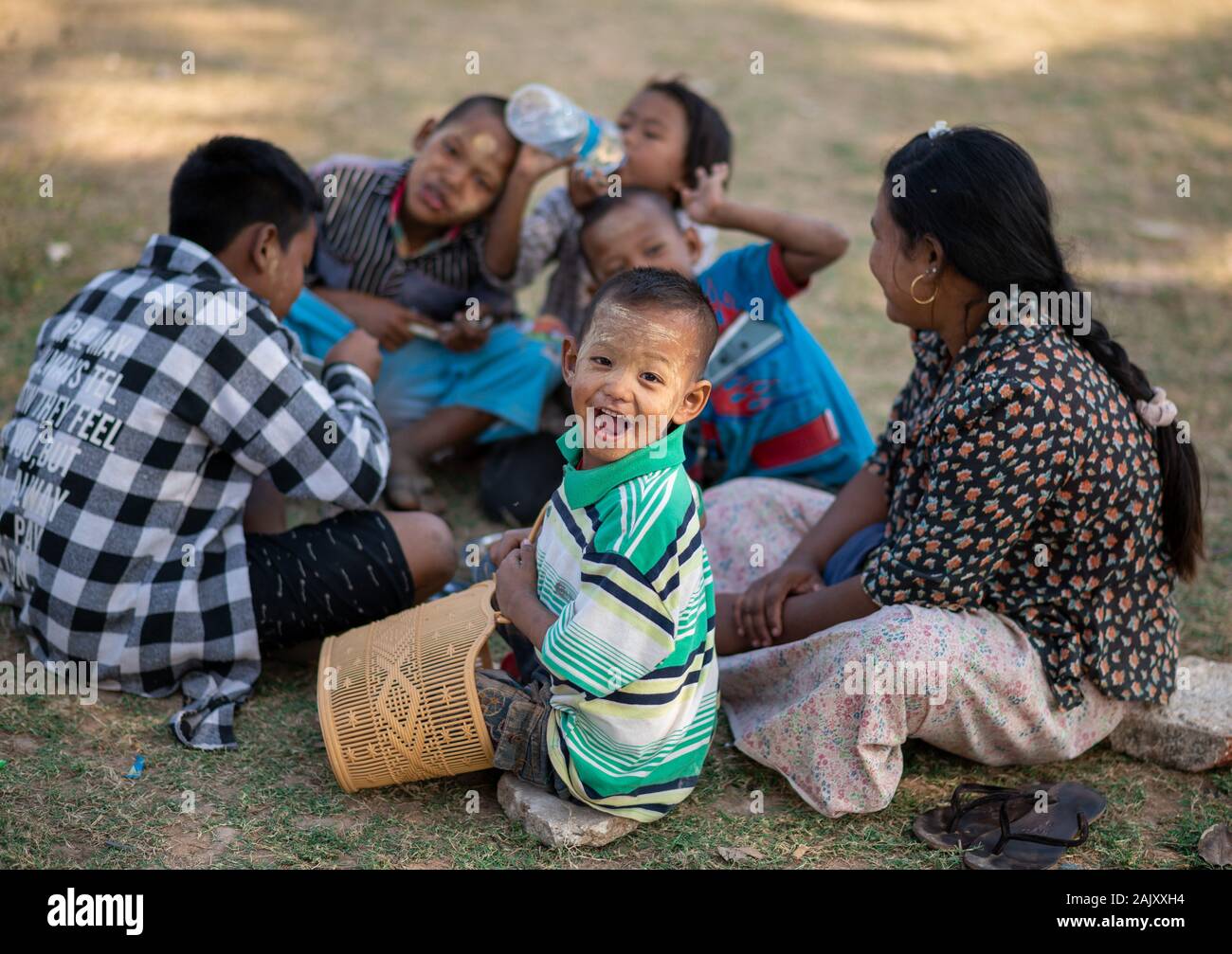 Myanmar families hi-res stock photography and images - Alamy