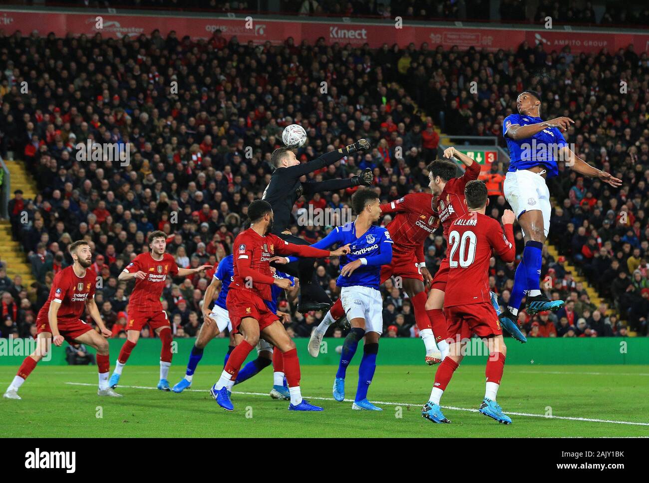Yerry mina of everton heads hi-res stock photography and images - Alamy