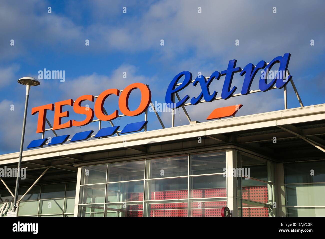 Shoppers at tesco extra hi-res stock photography and images - Alamy