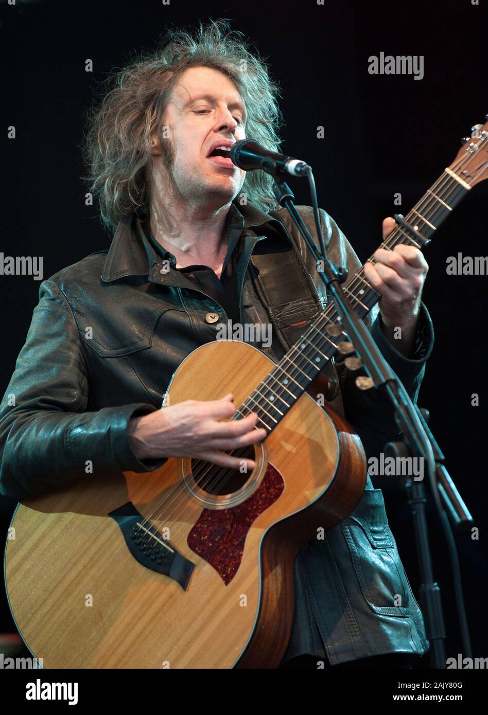 Mike scott singer hi-res stock photography and images - Alamy