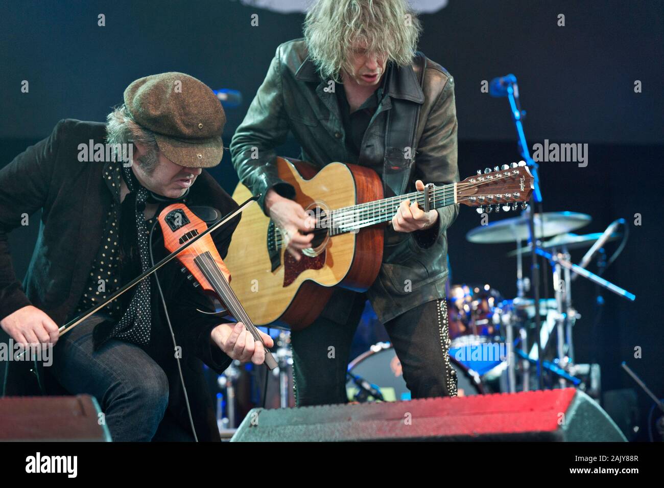 Steve Wickham (violin) and Mike Scott, lead singer and songwriter of ...