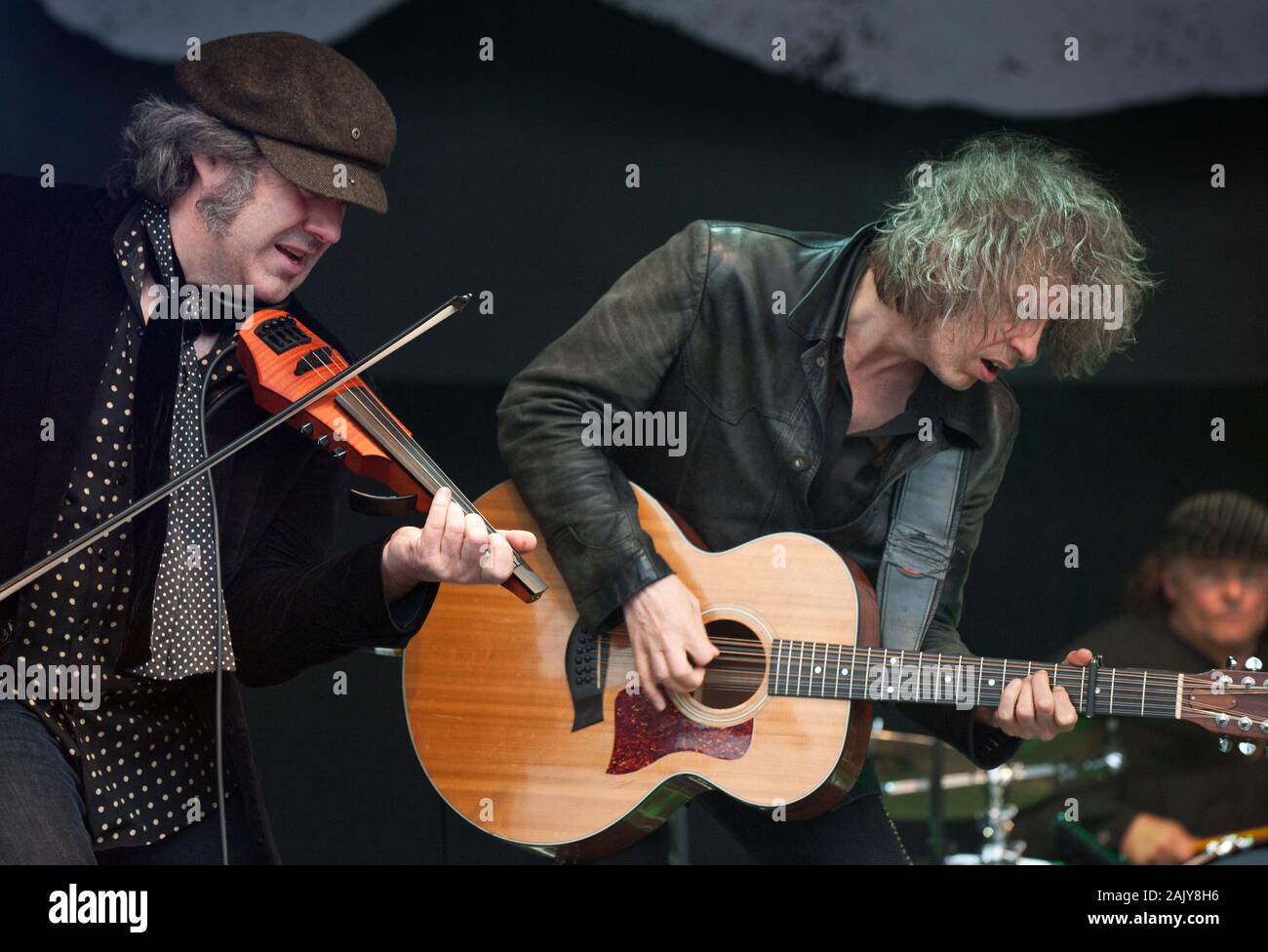 Steve Wickham (violin) and Mike Scott, lead singer and songwriter of ...