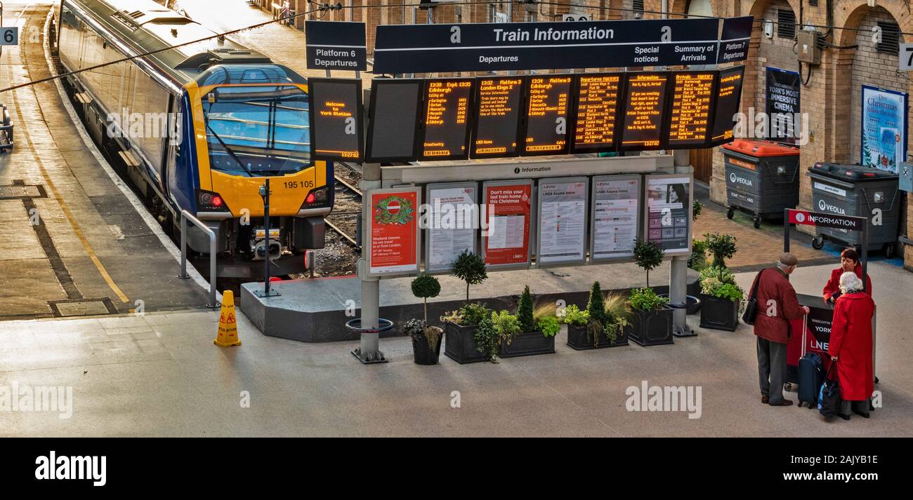 Train arrivals hi-res stock photography and images - Alamy