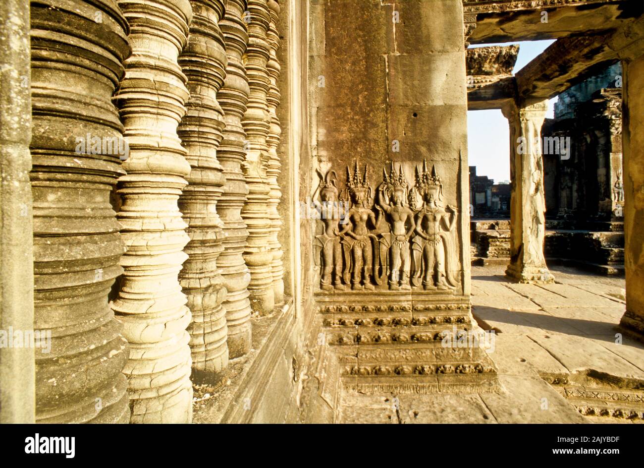 Angkor wat temple sculpture hi-res stock photography and images - Alamy