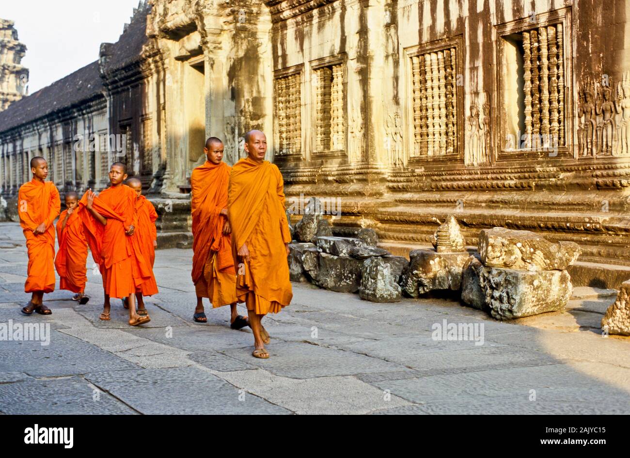 Angkor Wat, monks visiting the old capitol Stock Photo - Alamy
