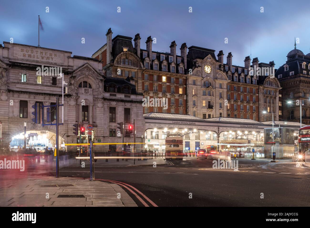 London victoria station hi-res stock photography and images - Alamy