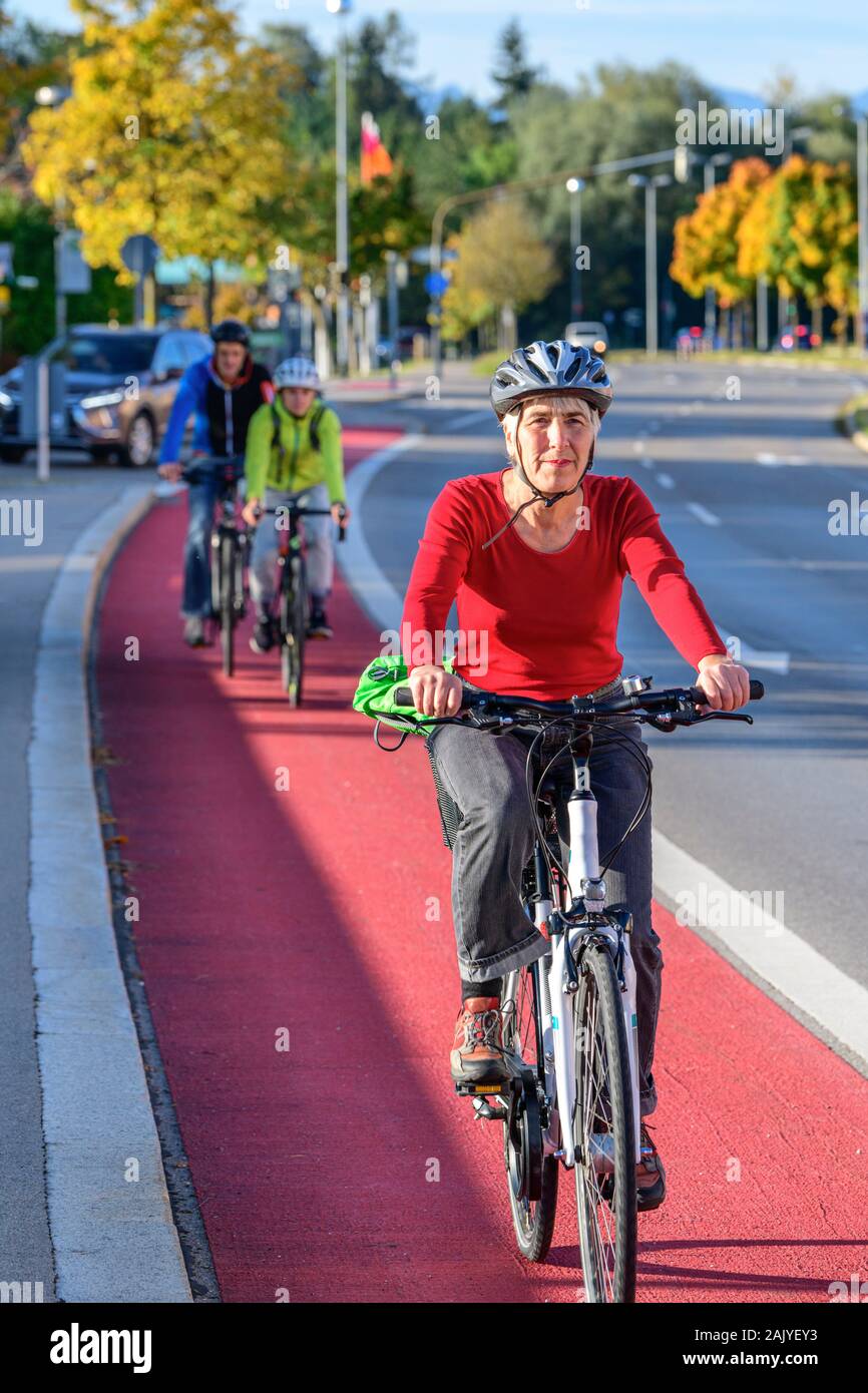 Cycling mobility on inner-city road Stock Photo - Alamy