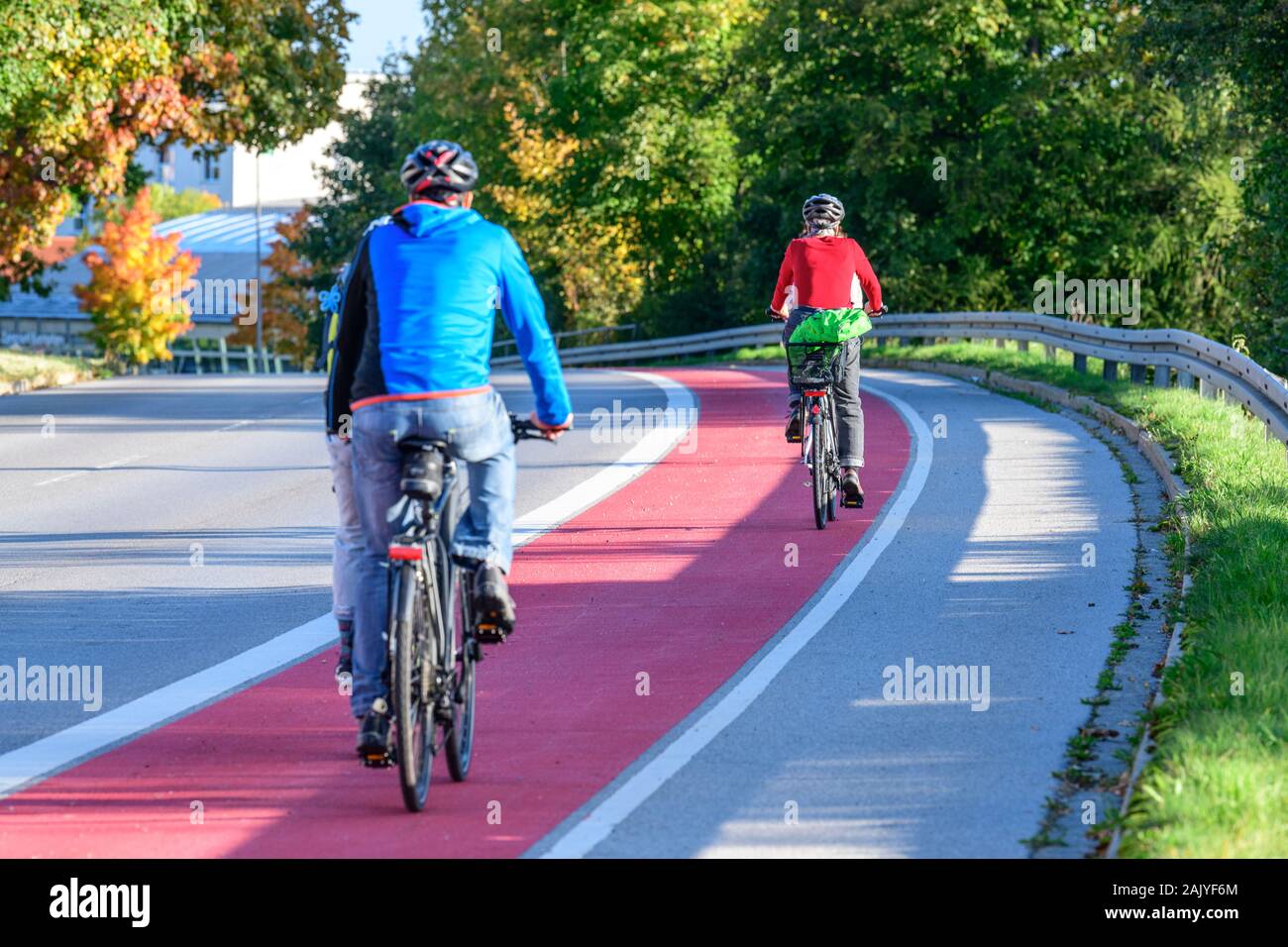Cycling mobility on inner-city road Stock Photo - Alamy