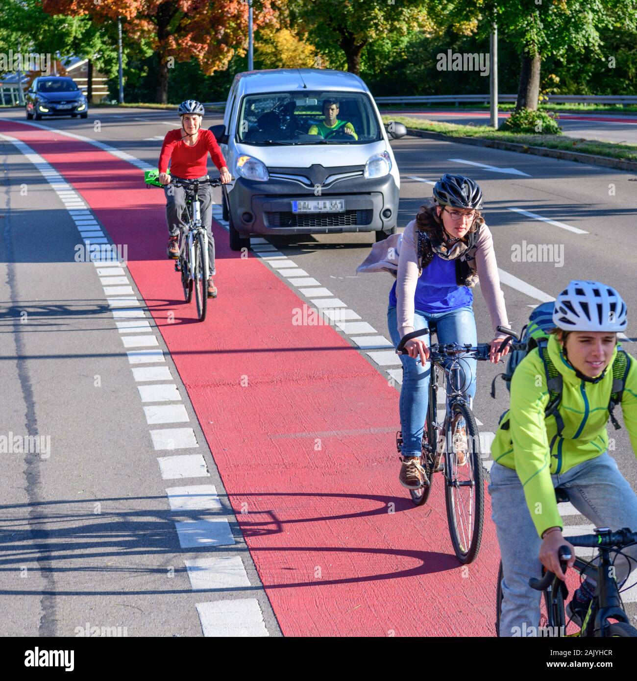 Cycling mobility on inner-city road Stock Photo - Alamy