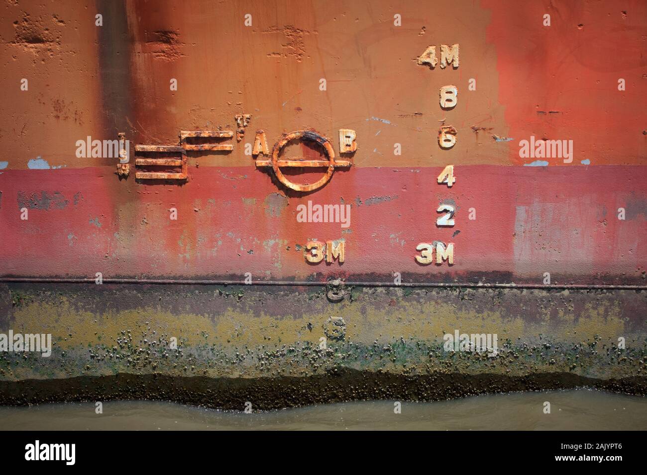Ship hull depth markings hi-res stock photography and images - Alamy