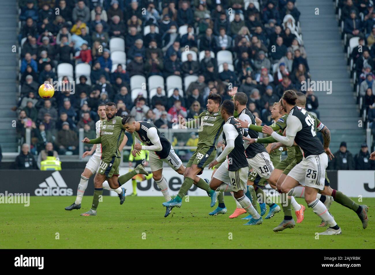 Cristiano ronaldo header goal hi-res stock photography and images - Alamy