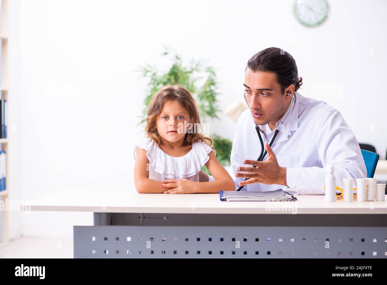 The young doctor pediatrician with small girl Stock Photo - Alamy