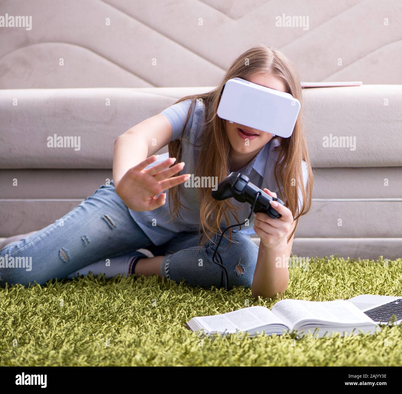 The young girl playing virtual reality games Stock Photo - Alamy