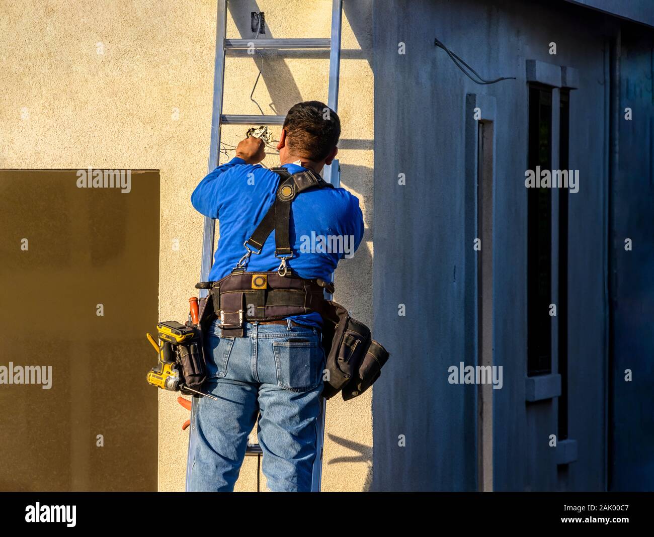 Man changing light bulb on ladder hi-res stock photography and images ...