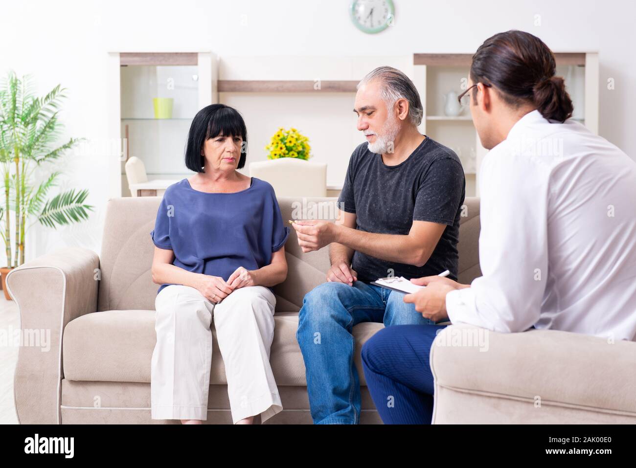 Geriatric psychiatrist hi-res stock photography and images - Alamy