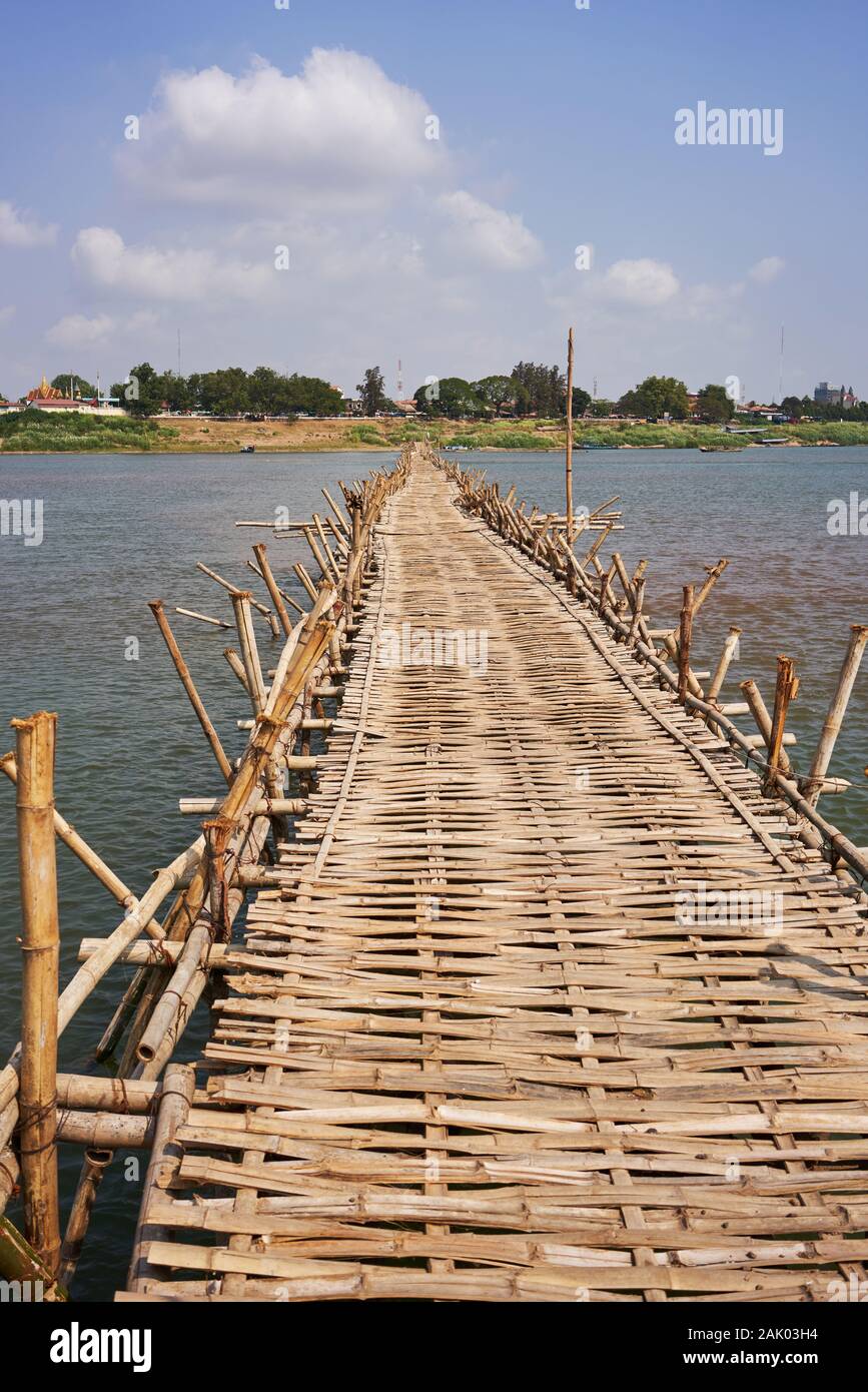 Bamboo bridge connecting Koah Pan to Kampong Cham across the Mekong ...