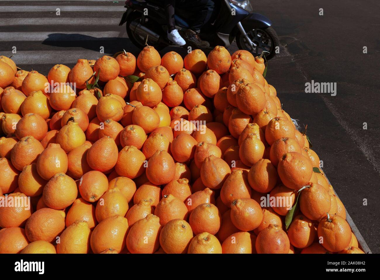Oranges on street market in Italy Stock Photo - Alamy