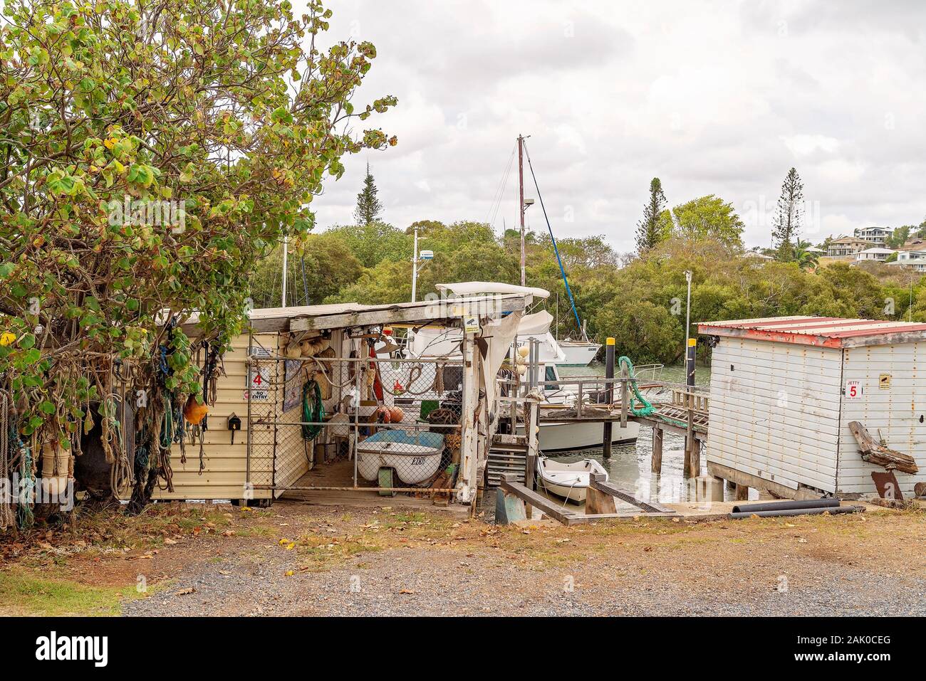 Junkyard gate hi-res stock photography and images - Alamy